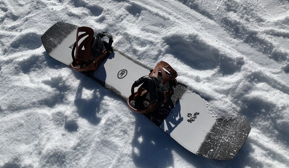 【初心者必見】スノーボードの選び方！フレックスの違いや形状の種類をわかりやすく解説 | スノログ